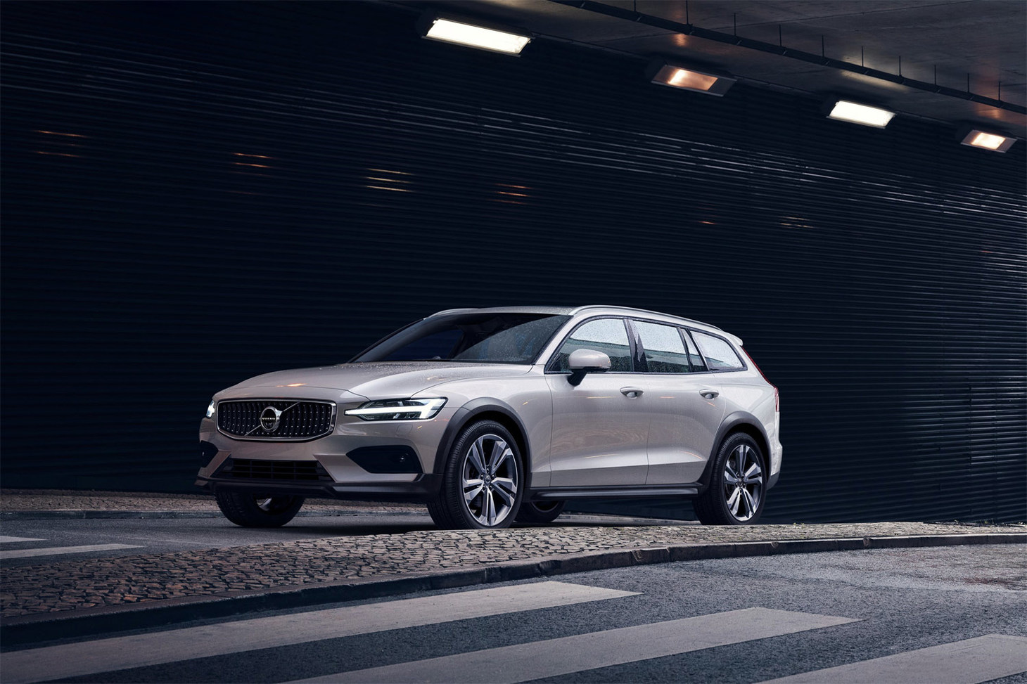 ボルボが新型「V60クロスカントリー」を発表 【ニュース】 の画像5枚 - webCG