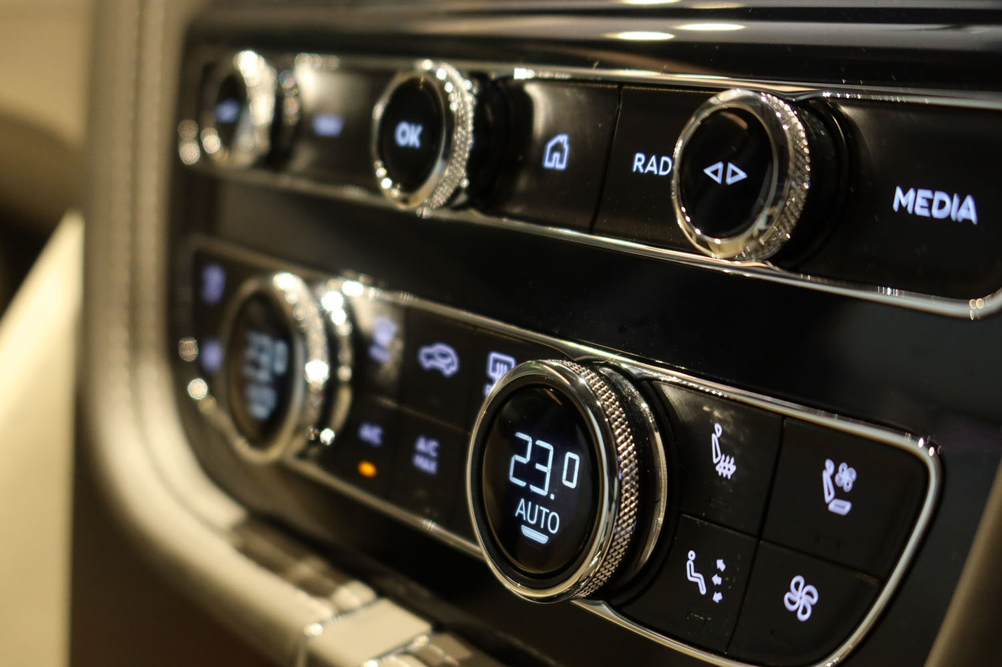 ベントレー・ベンテイガEWBアズール ファーストエディション 内装・外装など65枚 【画像・写真】 - webCG