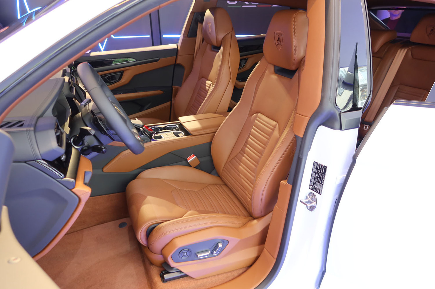 ランボルギーニ・ウルスSE 内装・外装など34枚 【画像・写真】 - webCG