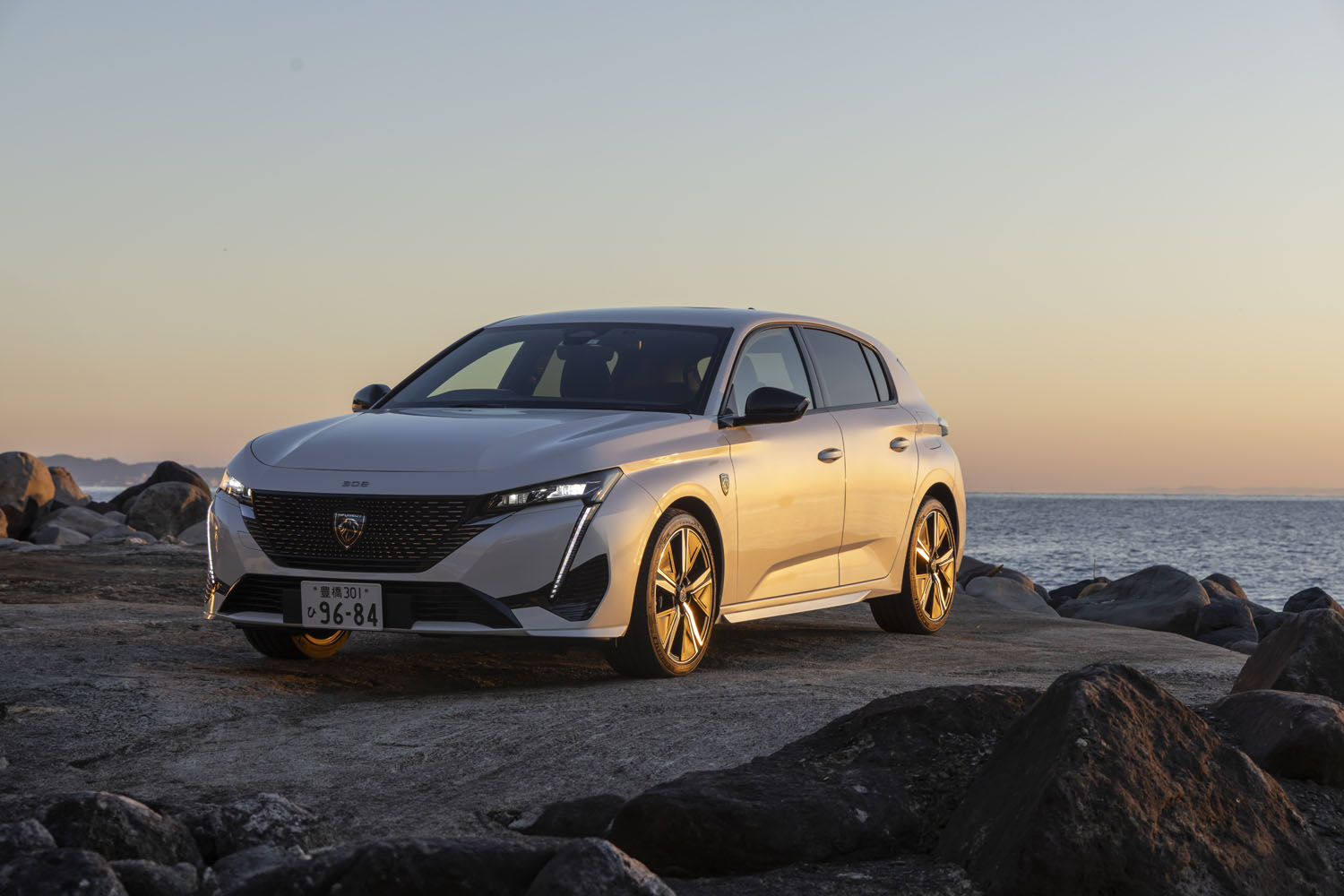 「308 GTハイブリッド」と「3008 GTハイブリッド4」の特性の違いを明らかにする 【プジョーのPHEVはひと味違う＜AD＞】 - webCG