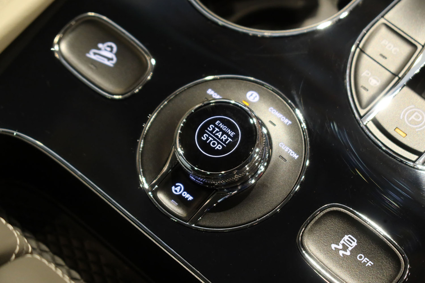 ベントレー・ベンテイガEWBアズール ファーストエディション 内装・外装など65枚 【画像・写真】 - webCG