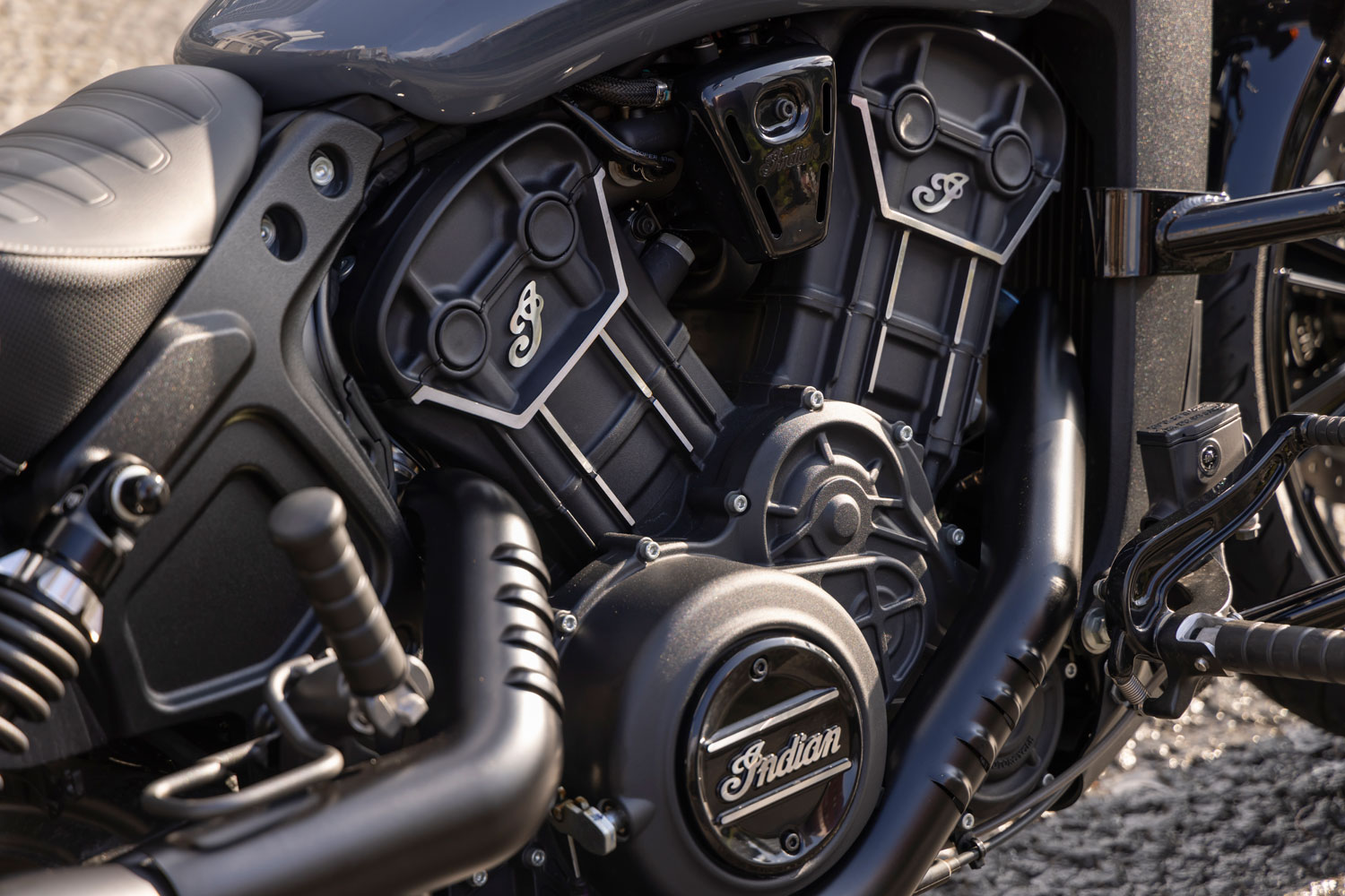 ダークなカスタムに潜む知性 Indian Scout Rogueのすべて 【漆黒の駿馬 インディアン・スカウト ローグの世界＜AD＞】 - webCG