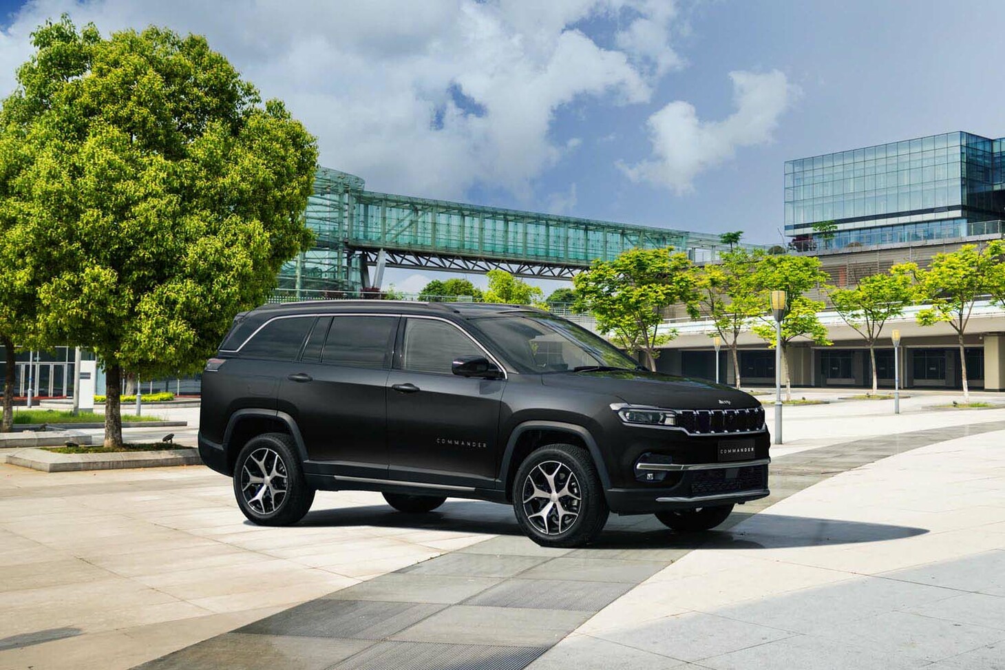 前輪駆動の「ジープ・コマンダー」が登場 200台限定で発売 【ニュース】 の画像4枚 - webCG