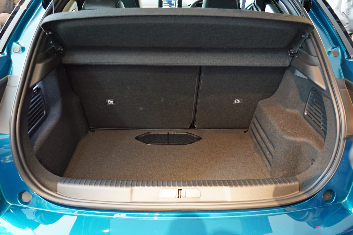 「DS 3クロスバックお披露目会」の会場から 内装・外装など14枚 【画像・写真】 - webCG