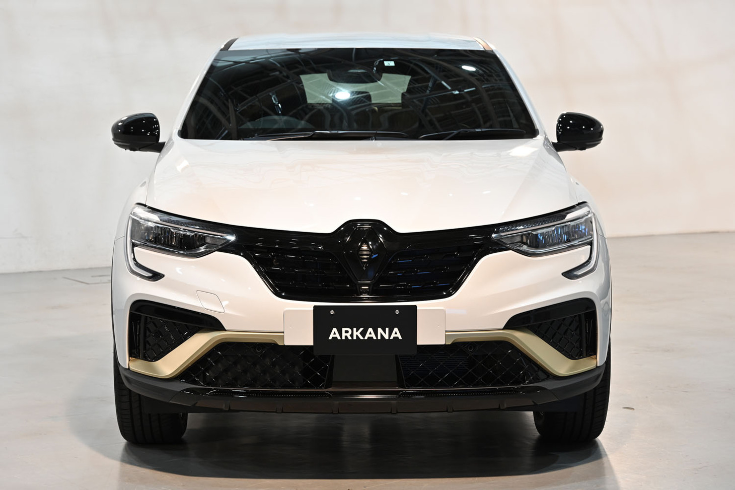 「ルノー・アルカナ」の期待の新グレード「E-TECHエンジニアード」を写真で見る 内装・外装など23枚 【画像・写真】 - webCG