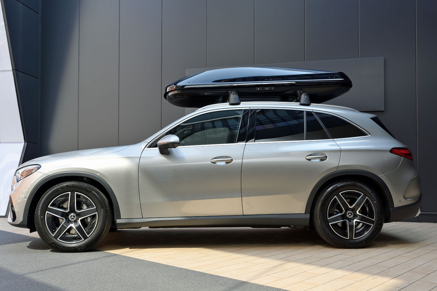 新型「メルセデス・ベンツGLC」発表会の会場から 内装・外装など21枚 【画像・写真】 - webCG